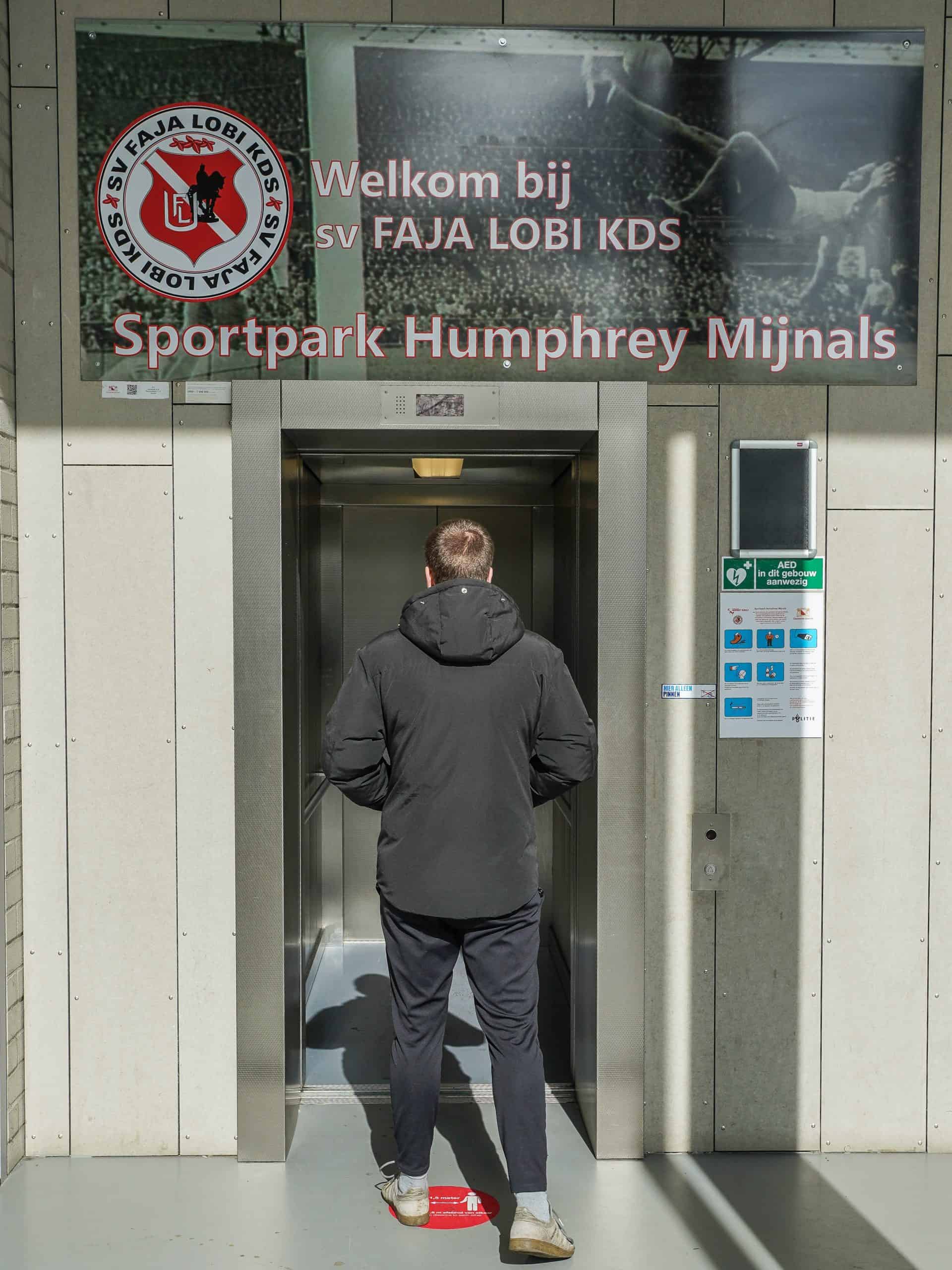 Faja Lobi | voetballen op het dak van de IKEA Utrecht