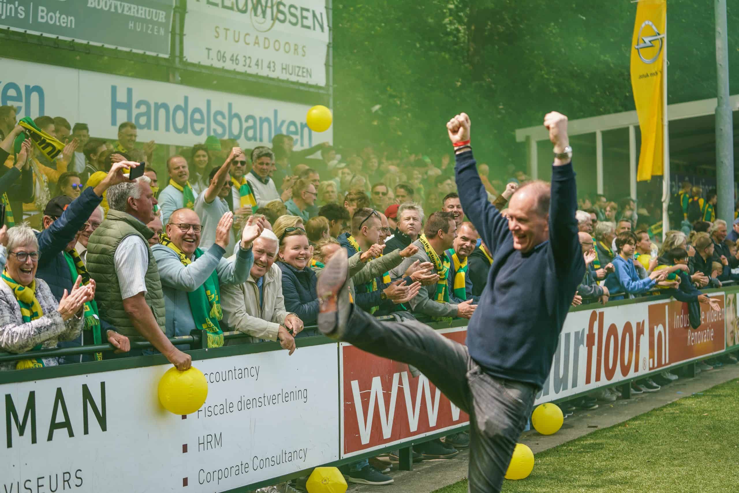 SV Huizen Kroont Zich Kampioen in Derby tegen De Zuidvogels