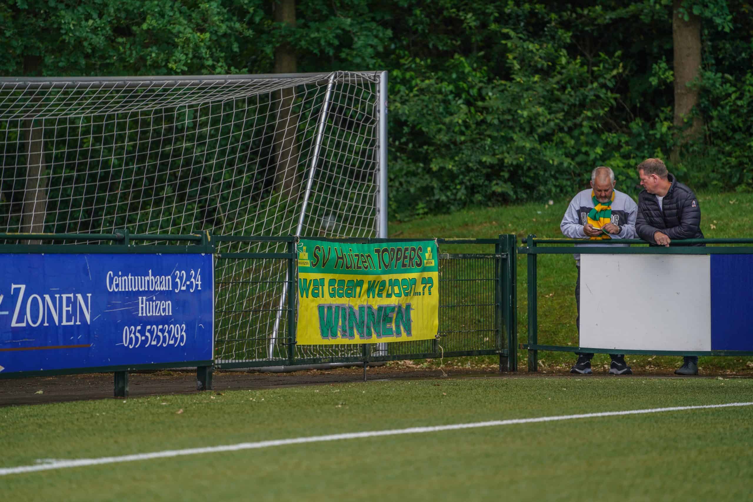 SV Huizen Kroont Zich Kampioen in Derby tegen De Zuidvogels