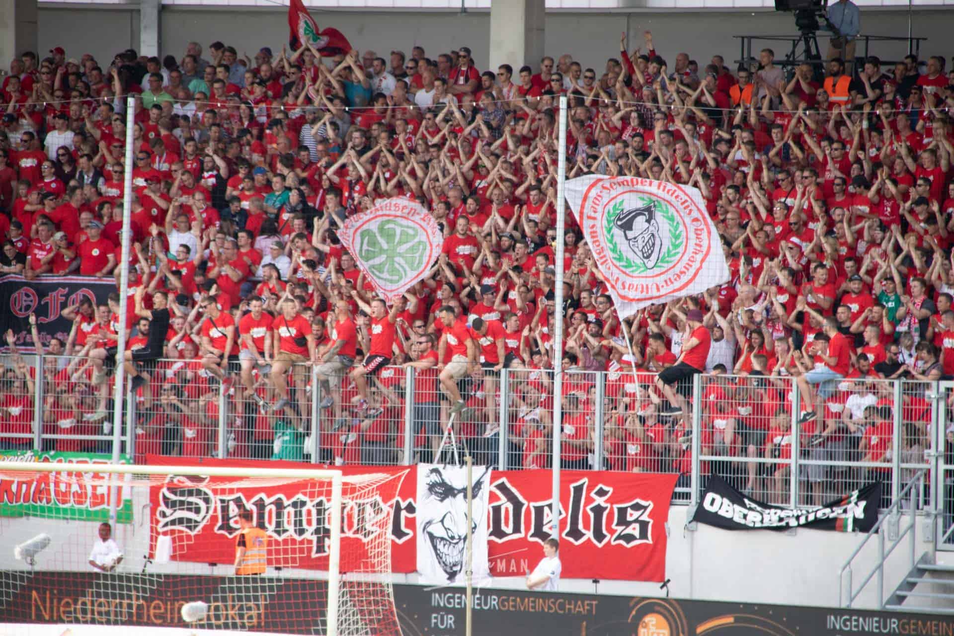 Ultras Rot-Weiß Oberhausen staken suppor.gestolen groepsdoek